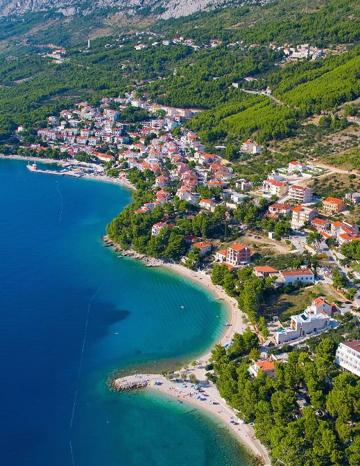 Brela: 7 km hosszú kavicsos tengerpart és fenyőerdő illata